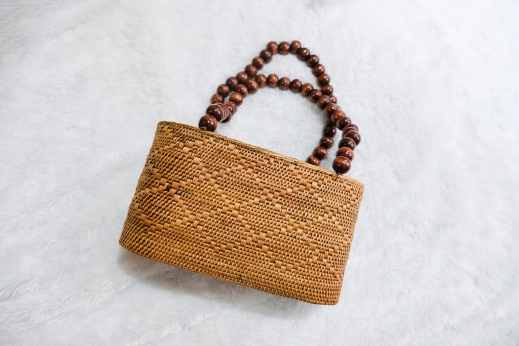 Tendances de Mode avec les Sacs en Rotin • Essence du Bois